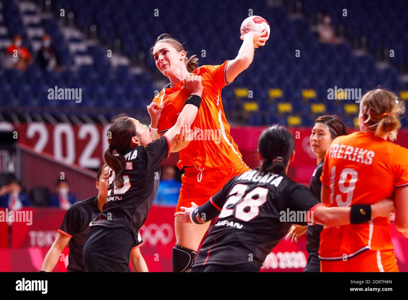 TOKIO, JAPAN - 25. JULI: Mana Ohyama aus Japan und Inger Smits aus den ...