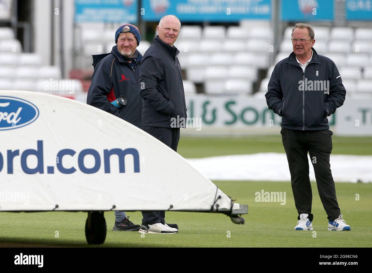 Die Schiedsrichter Ian Gould (R) und Ben Debenham überprüfen zusammen ...
