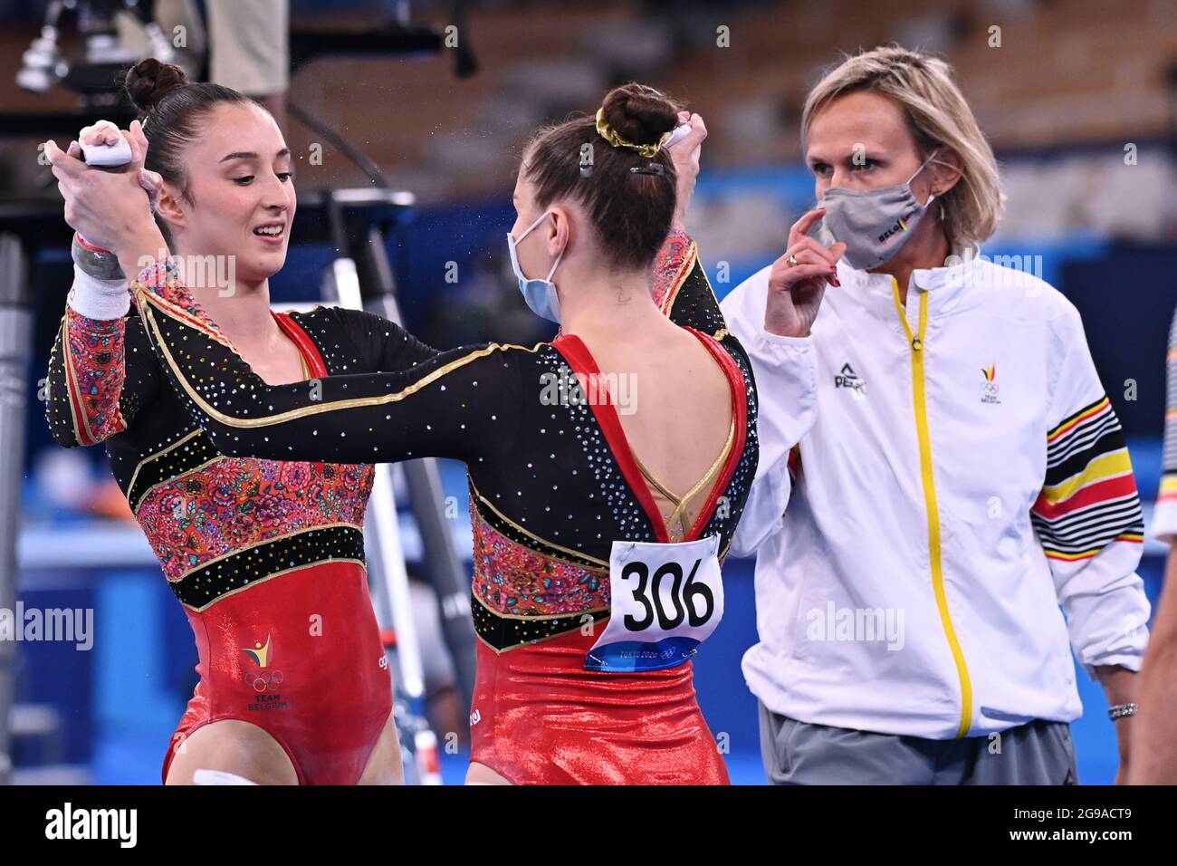 Die belgische Turnerin Nina Derwael, die belgische Turnerin Lisa Vaelen ...