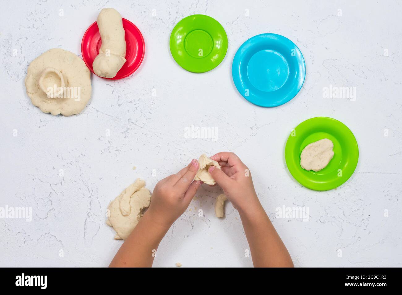 Die Hände der Kinder sind aus Salzteig geformt. Entwicklung der ...