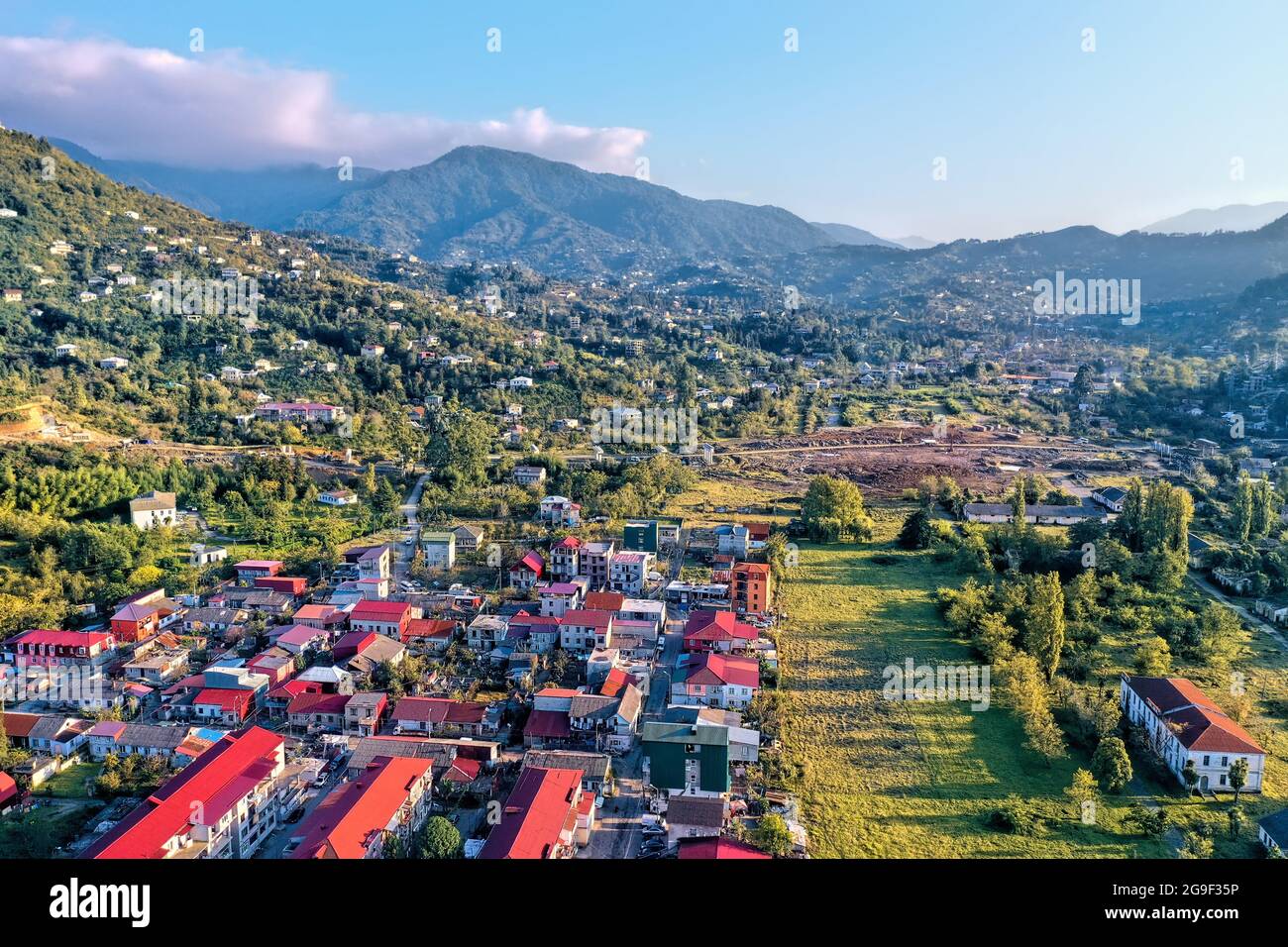 Dorf am berghang -Fotos und -Bildmaterial in hoher Auflösung – Alamy