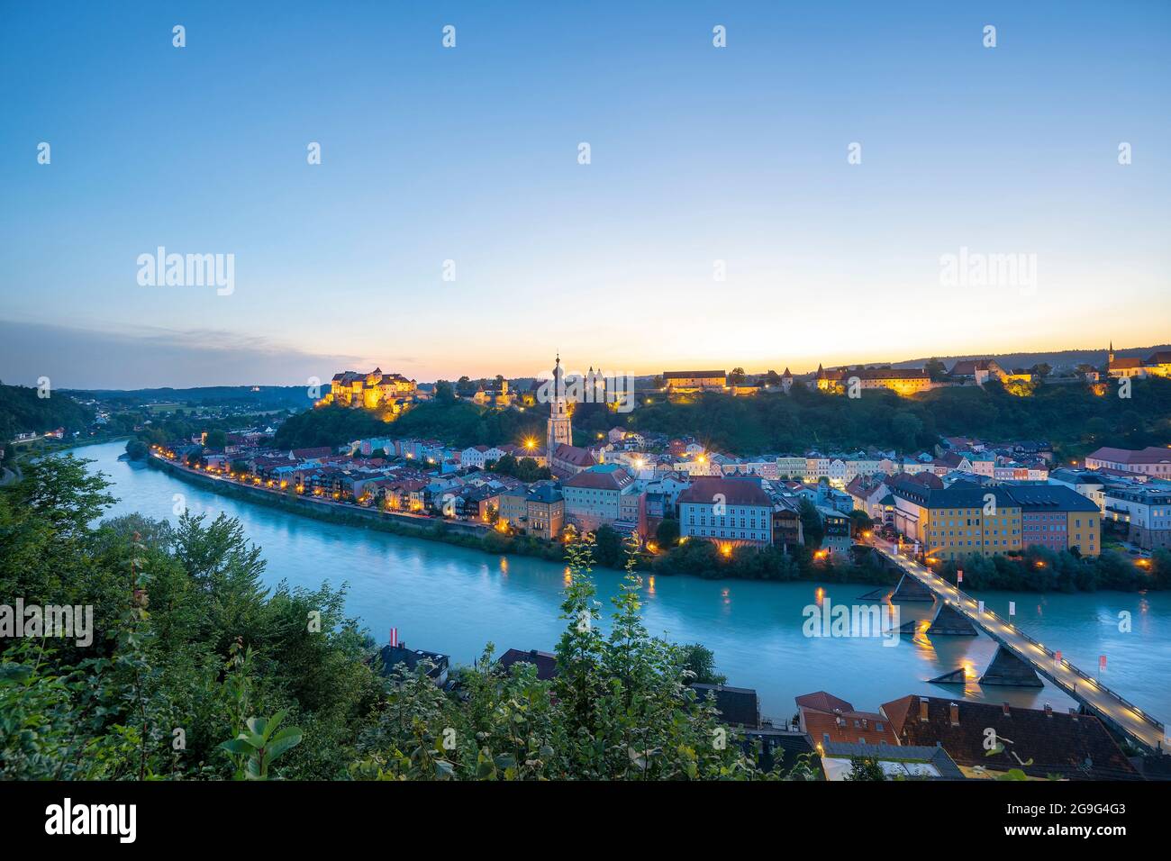 Die Altstadt von Burghausen mit der Burg Burghausen, der längsten Burg ...