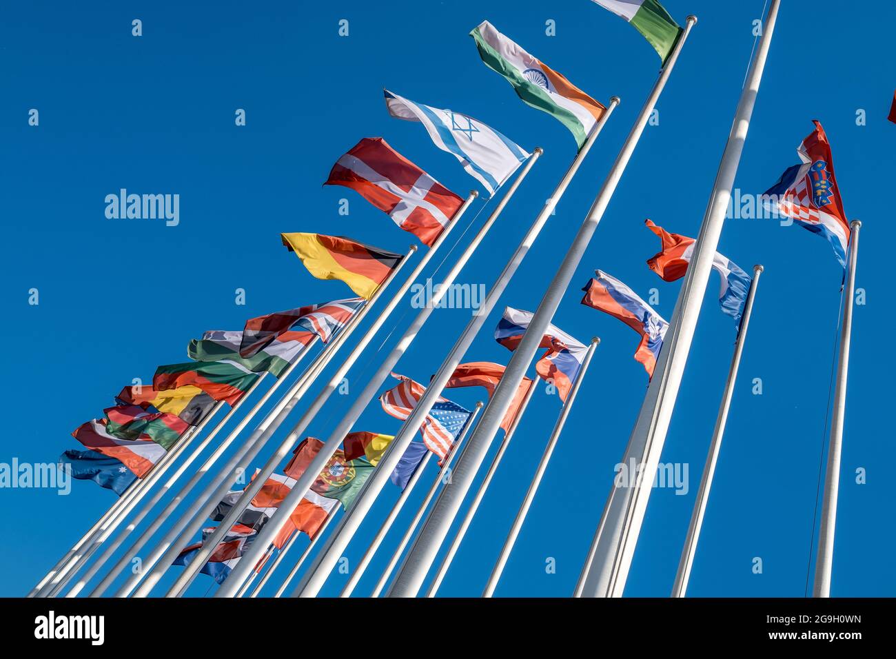 Fahnen von allen fahnenmasten der vereinten nationen -Fotos und -Bildmaterial in hoher Auflösung ...