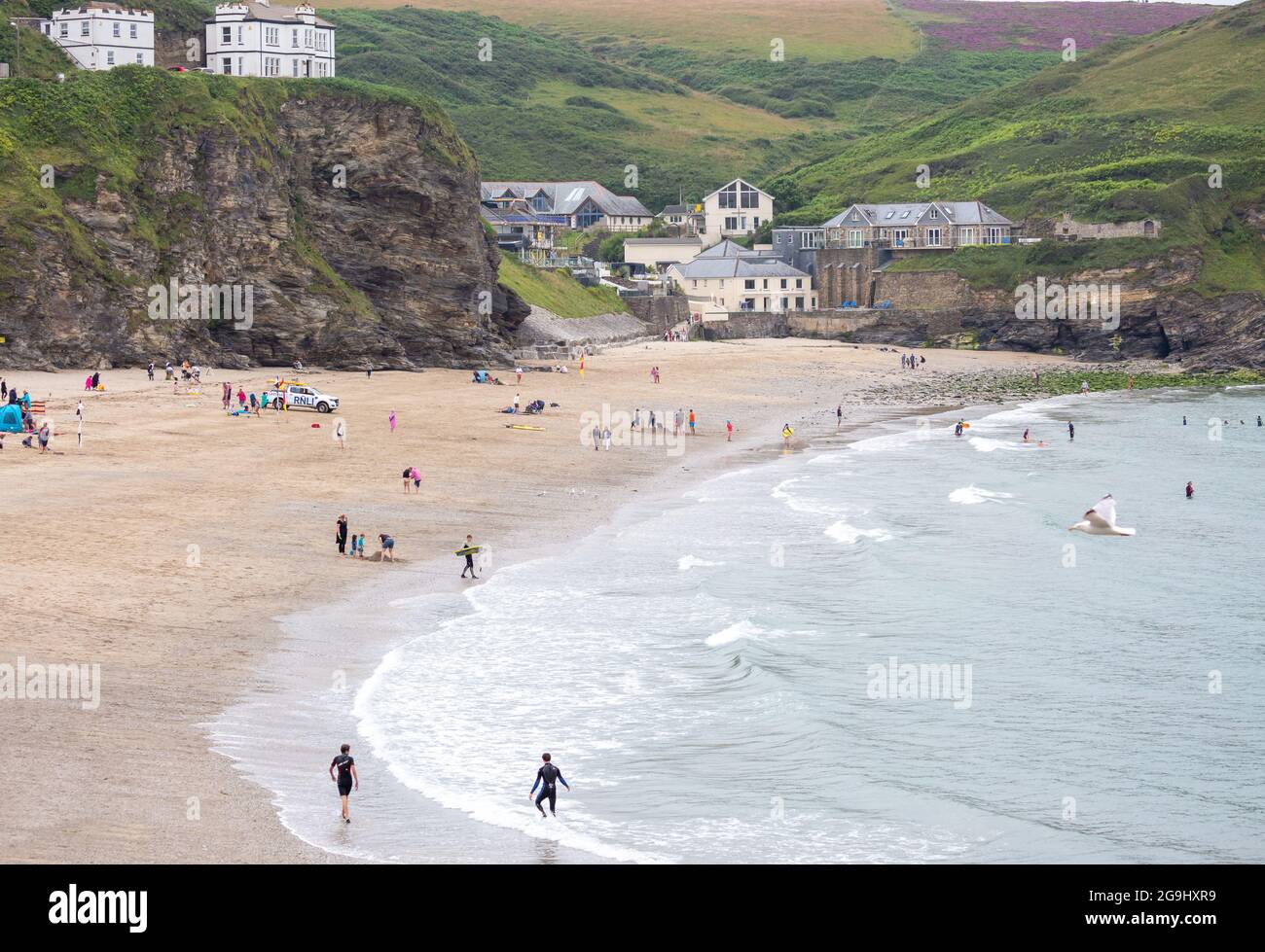 Portreath, Cornwall, 26. Juli 2021,Surfers genossen die Wellen, während ...