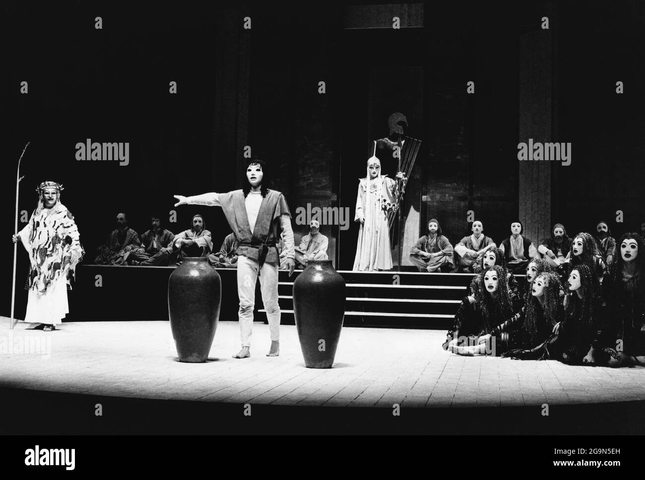 'Eumenides' - l-r: Apollo, Orestes, Athene mit dem Furienchor in DER ...