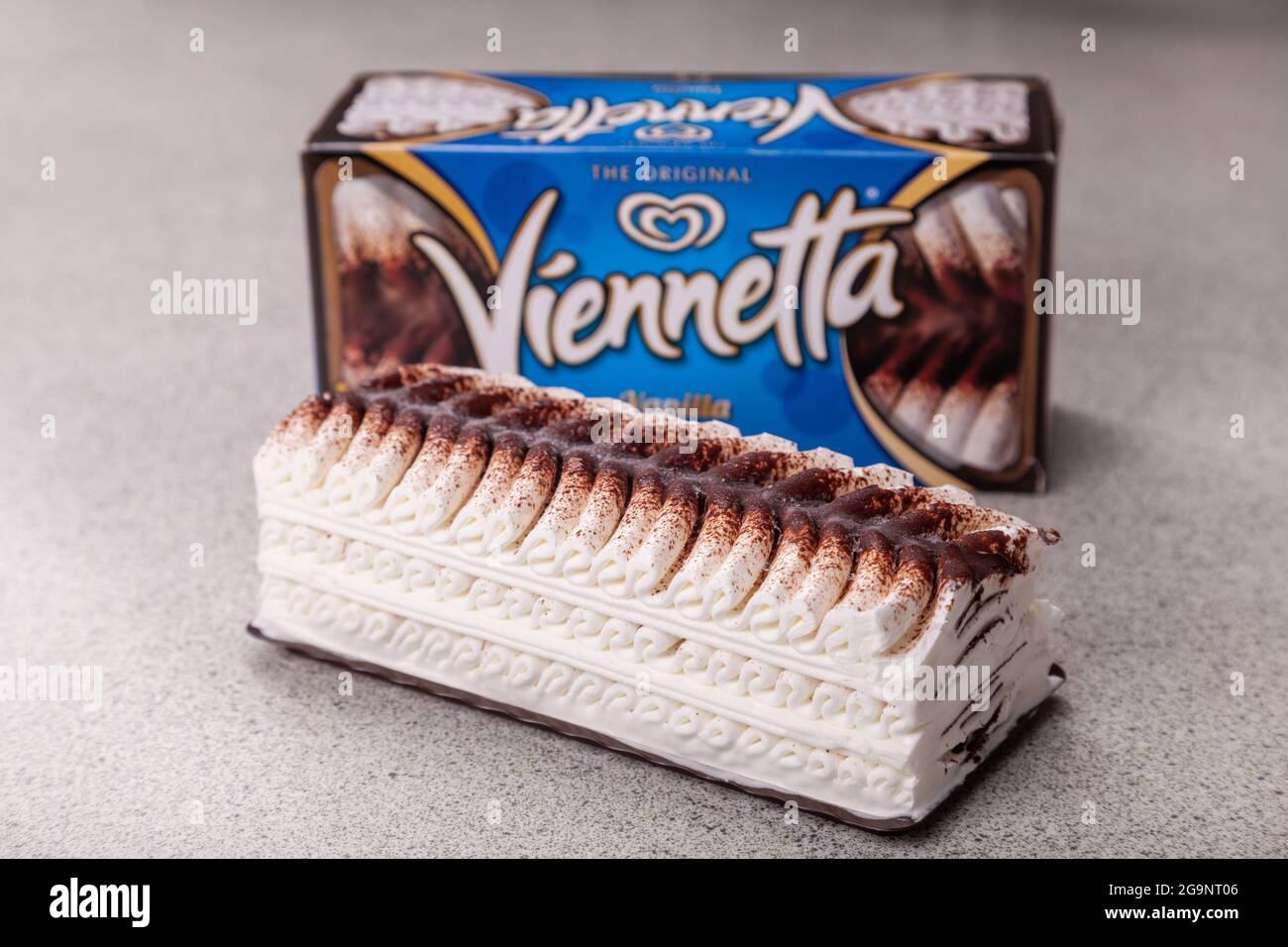 Nahaufnahme eines Viennetta-Eises mit der Schachtel im Hintergrund ...