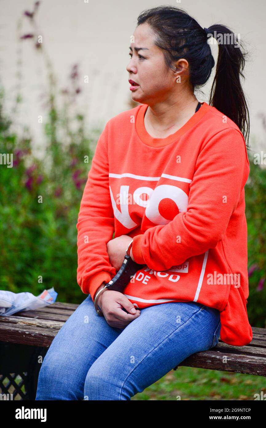 Handschellen gefesselte frau -Fotos und -Bildmaterial in hoher ...