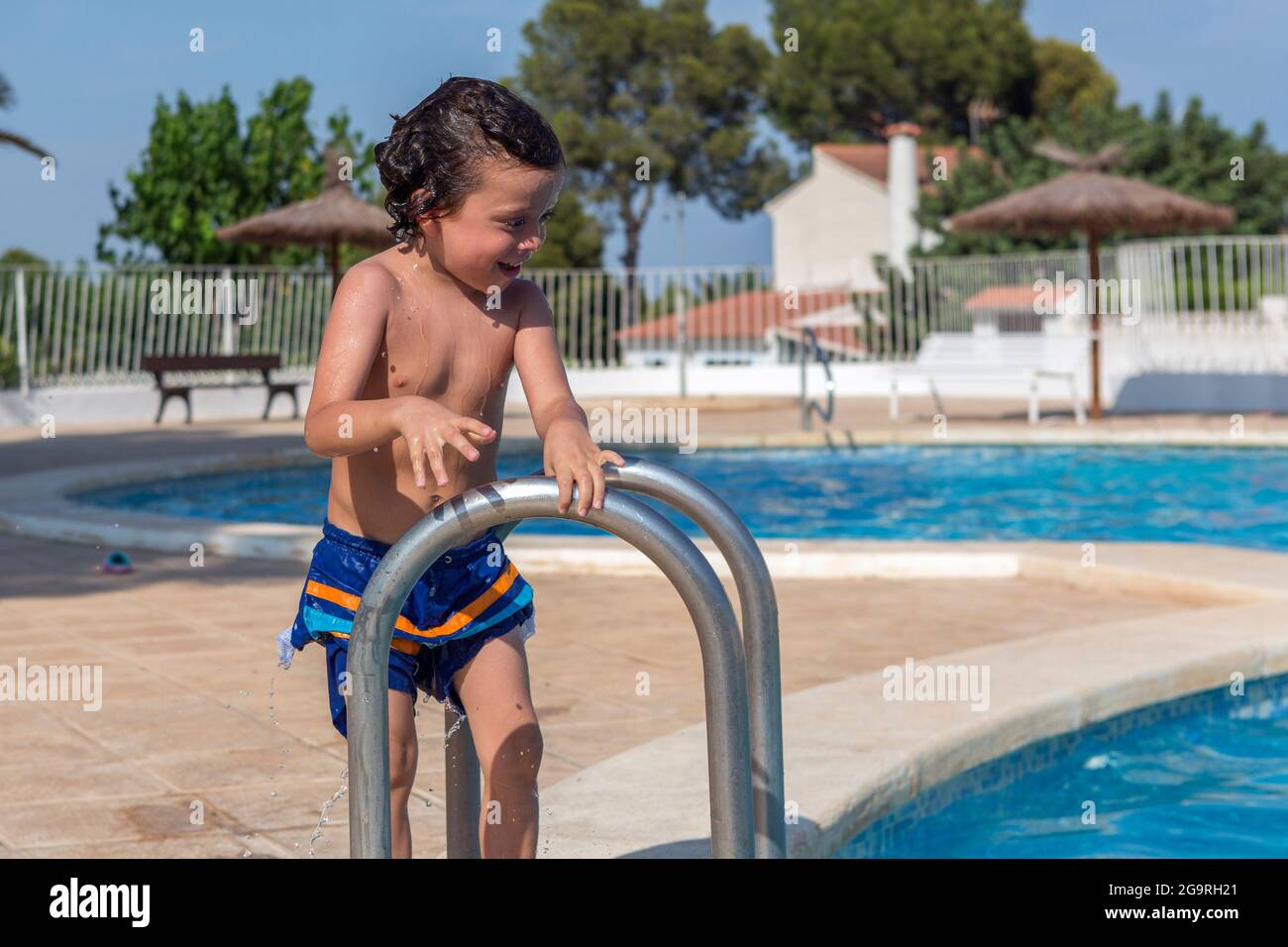 Nasse junge -Fotos und -Bildmaterial in hoher Auflösung – Alamy