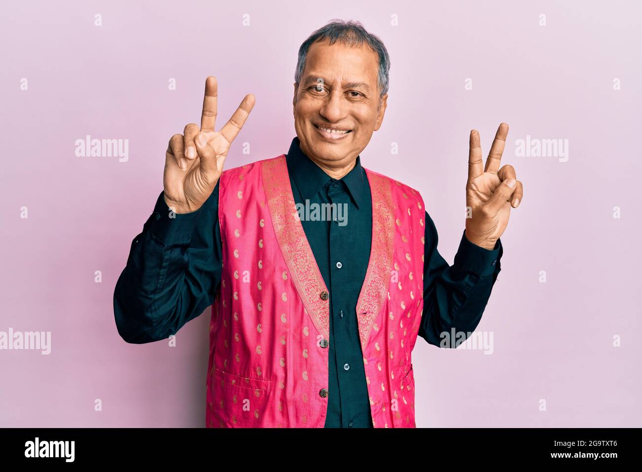 indischer Mann mittleren Alters in traditioneller indischer Kleidung ...