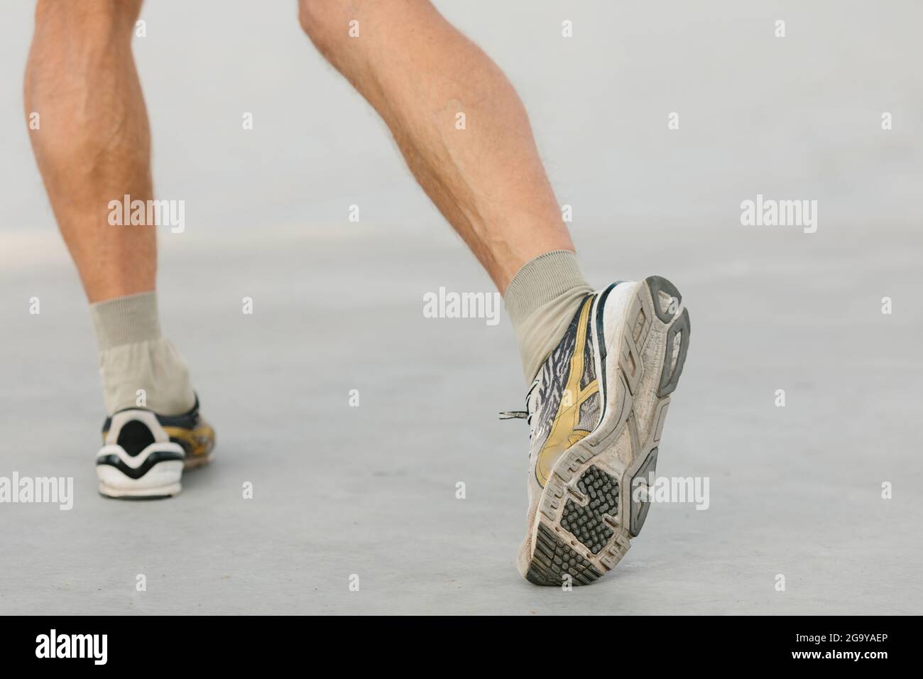 Alt muskulöser mann am strand -Fotos und -Bildmaterial in hoher ...