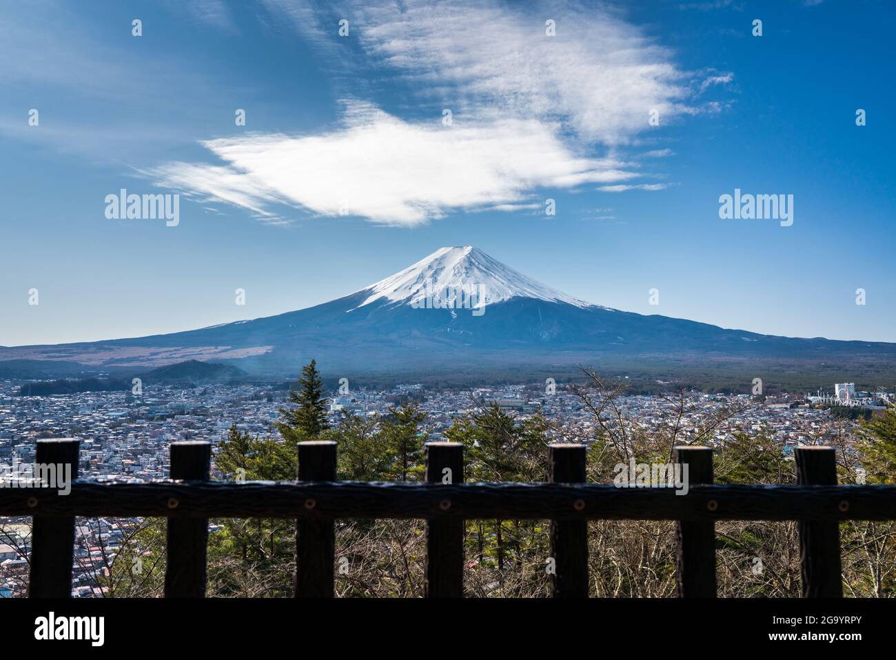 Fuji von oben montieren -Fotos und -Bildmaterial in hoher Auflösung – Alamy