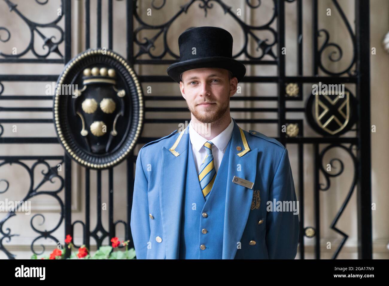 Concierge with hat -Fotos und -Bildmaterial in hoher Auflösung – Alamy
