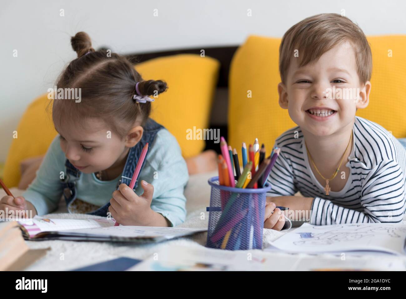 Fröhliches gesicht zeichnen baby -Fotos und -Bildmaterial in hoher Auflösung – Alamy