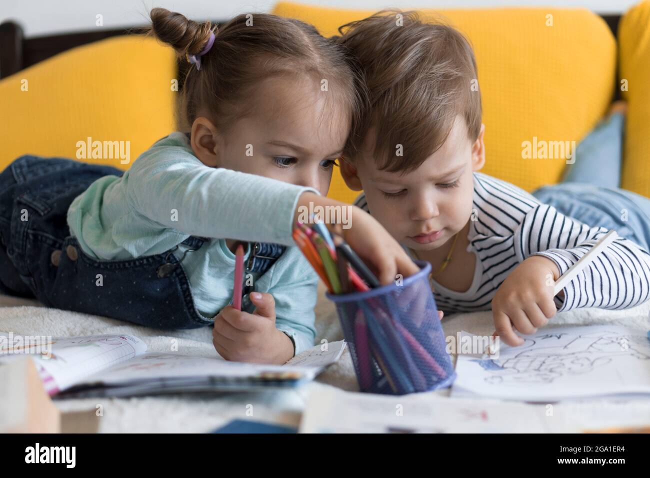 Fröhliches gesicht zeichnen baby -Fotos und -Bildmaterial in hoher Auflösung – Alamy
