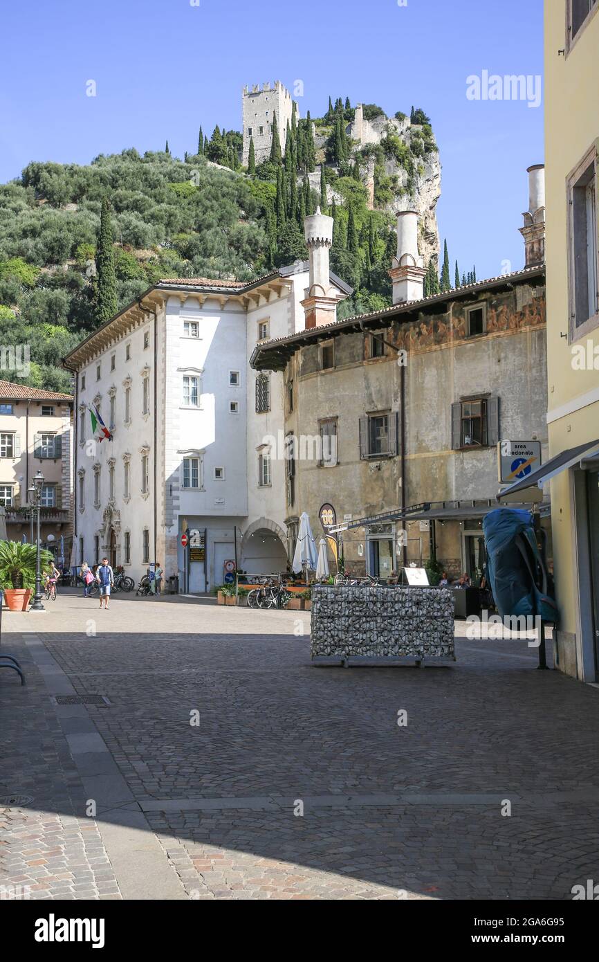Schloss castello di arco -Fotos und -Bildmaterial in hoher Auflösung ...