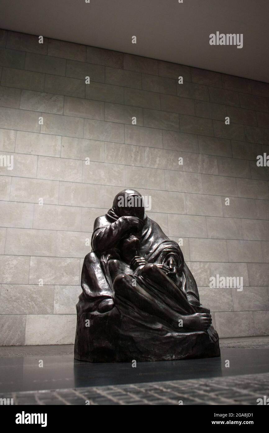 Die Käthe Kollwitz Skulptur 'Mutter mit ihrem toten Sohn' in der Neuen Wache - das Denkmal für ...