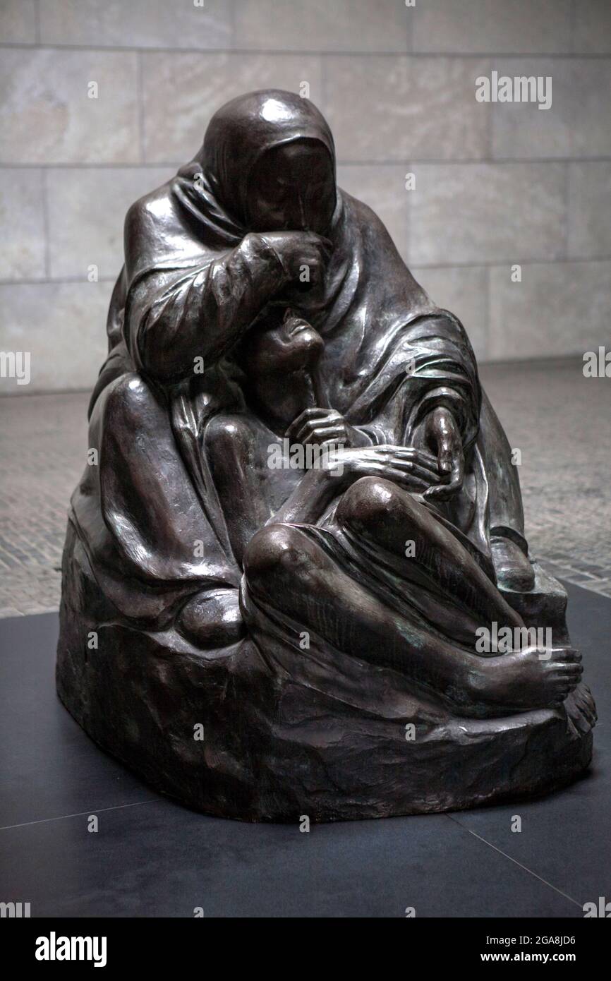 Die Käthe Kollwitz Skulptur 'Mutter mit ihrem toten Sohn' in der Neuen Wache - das Denkmal für ...