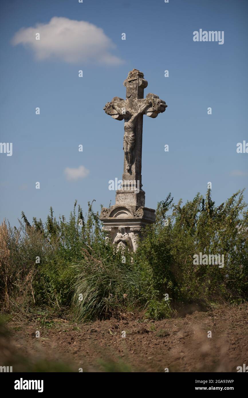 Kreuz auf dem feld -Fotos und -Bildmaterial in hoher Auflösung – Alamy