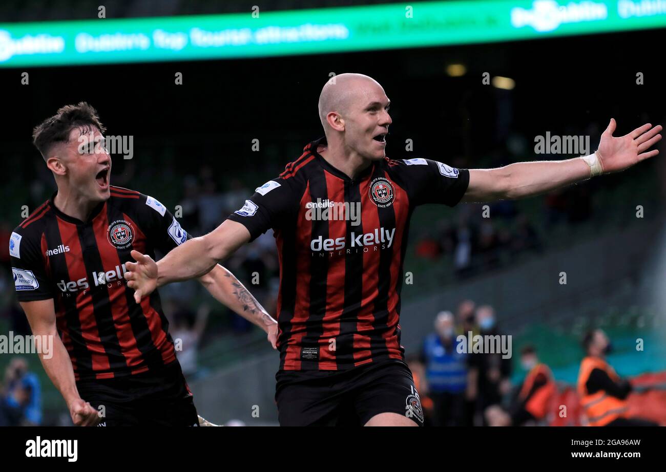 Der Boheme Georgie Kelly feiert das zweite Tor seiner Mannschaft mit ...