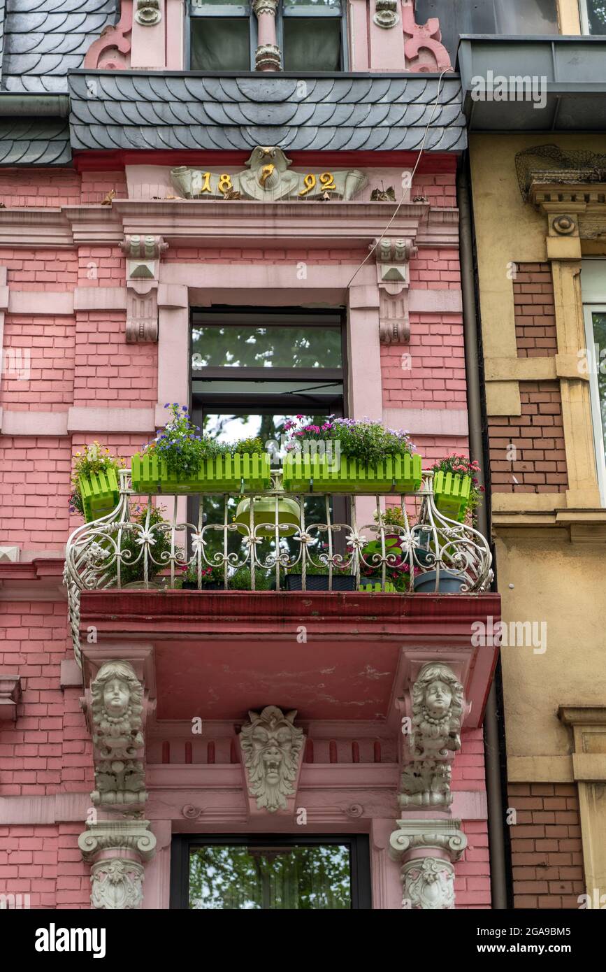Hausfassade rosa -Fotos und -Bildmaterial in hoher Auflösung – Alamy