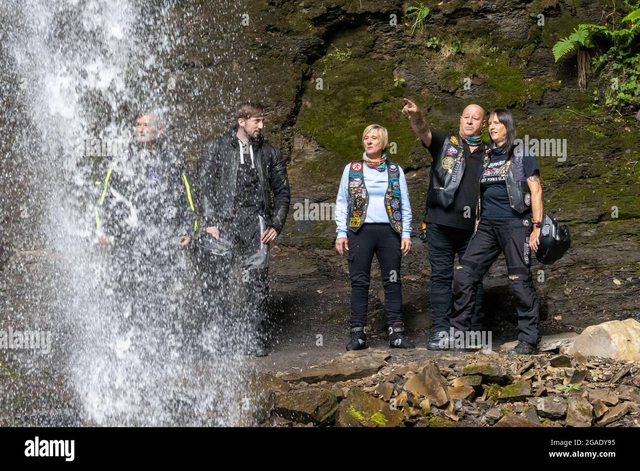 Menschen hinter dem wasserfall -Fotos und -Bildmaterial in hoher ...