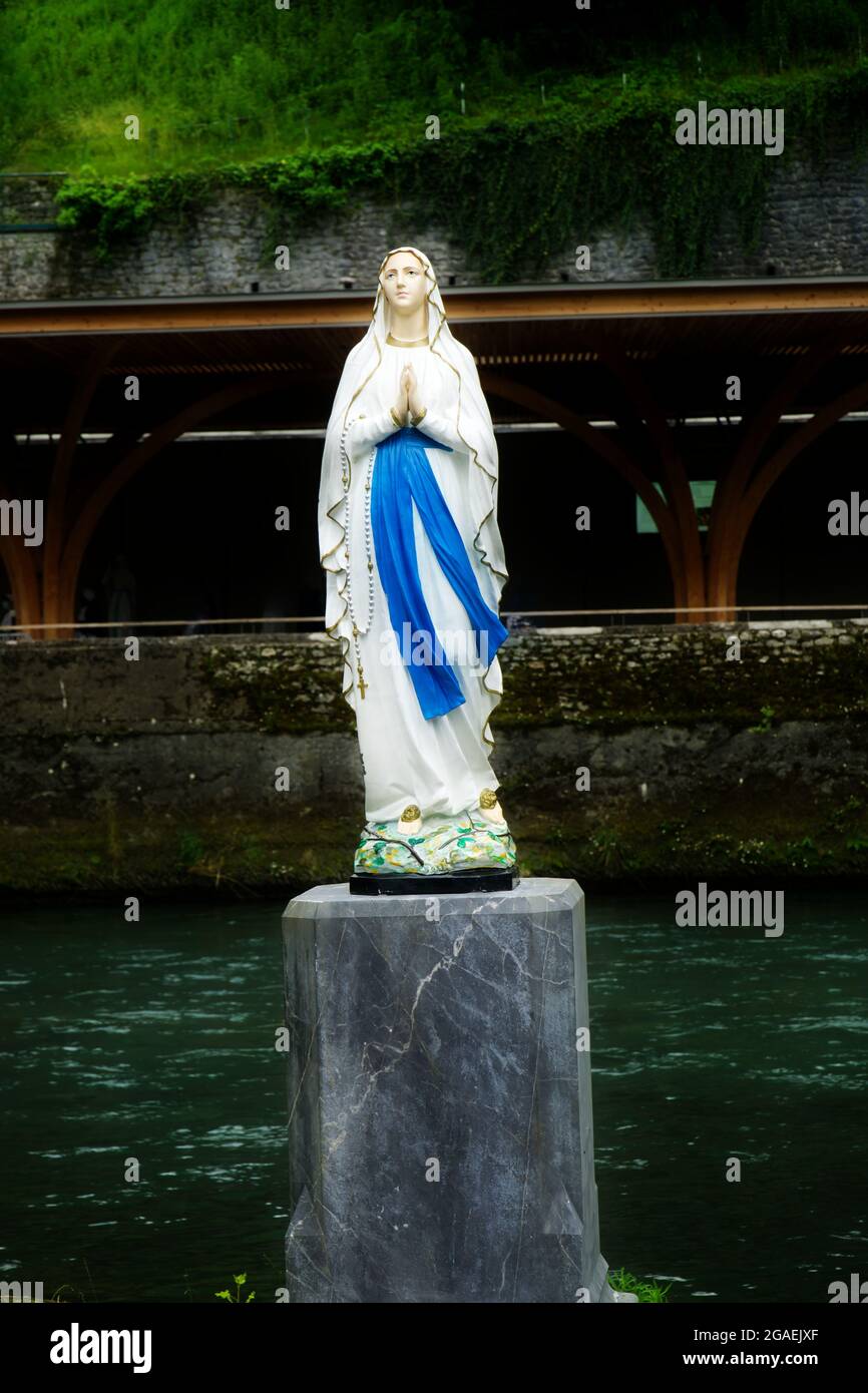 Statue der Jungfrau Maria, Mutter gottes, im Heiligtum von Lourdes ...
