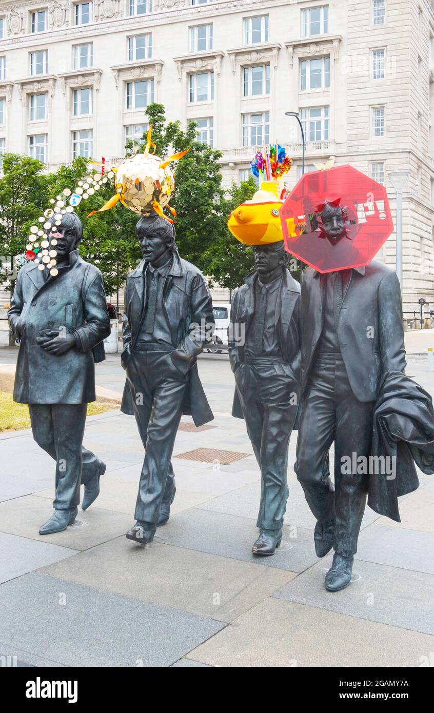Die Beatles-Statue von Andy Edwards wird von dem Künstler Stephen Jones ...