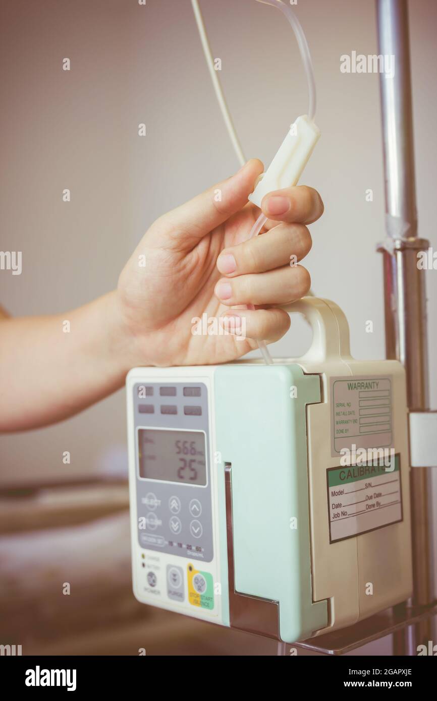 Medizinische infusionspumpe -Fotos und -Bildmaterial in hoher Auflösung ...