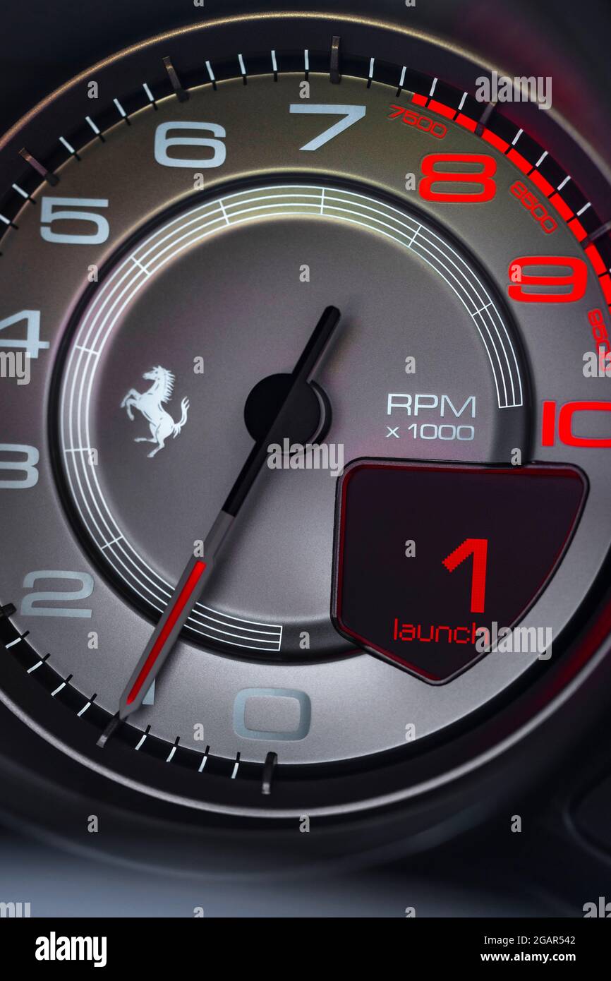 Rev counter car dials -Fotos und -Bildmaterial in hoher Auflösung – Alamy