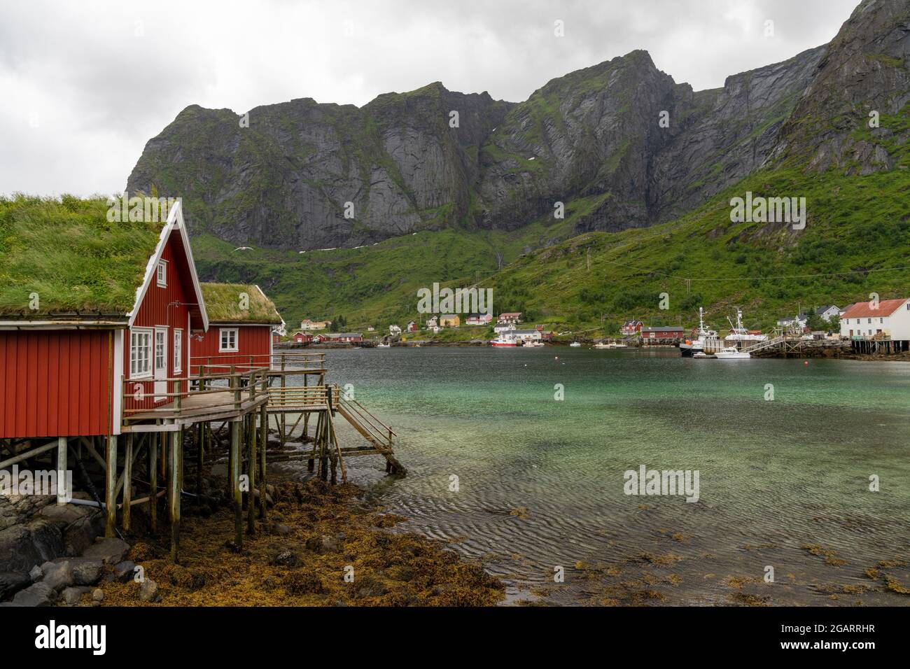 Moskenes, Norwegen - 20. Juli 2021: Bunte rote Holzhäuser auf Stelzen ...