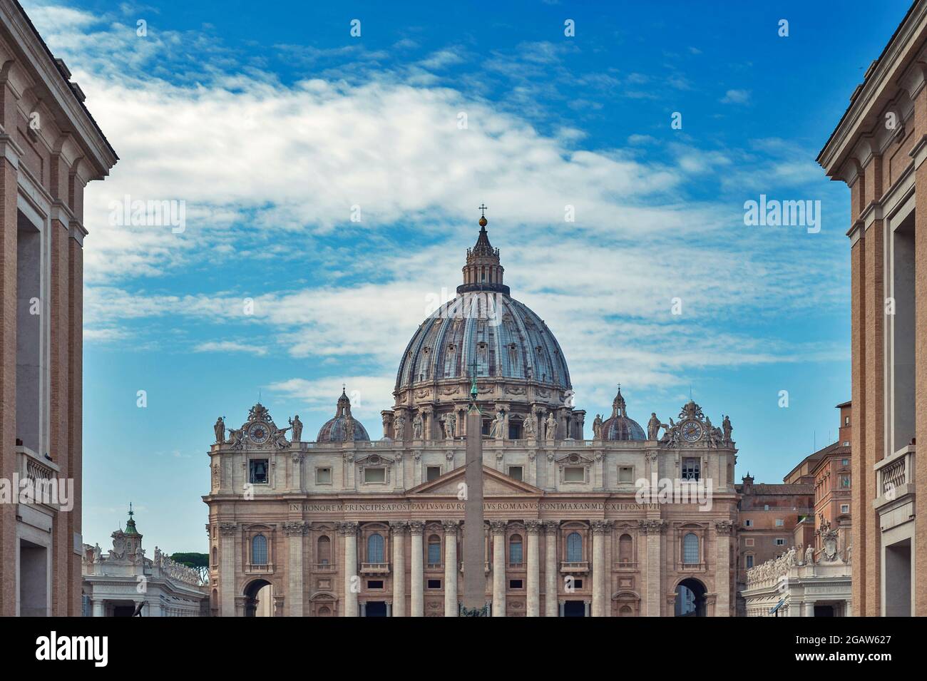 Fassade und Kuppel der päpstlichen Basilika St. Peter im Vatikan ...