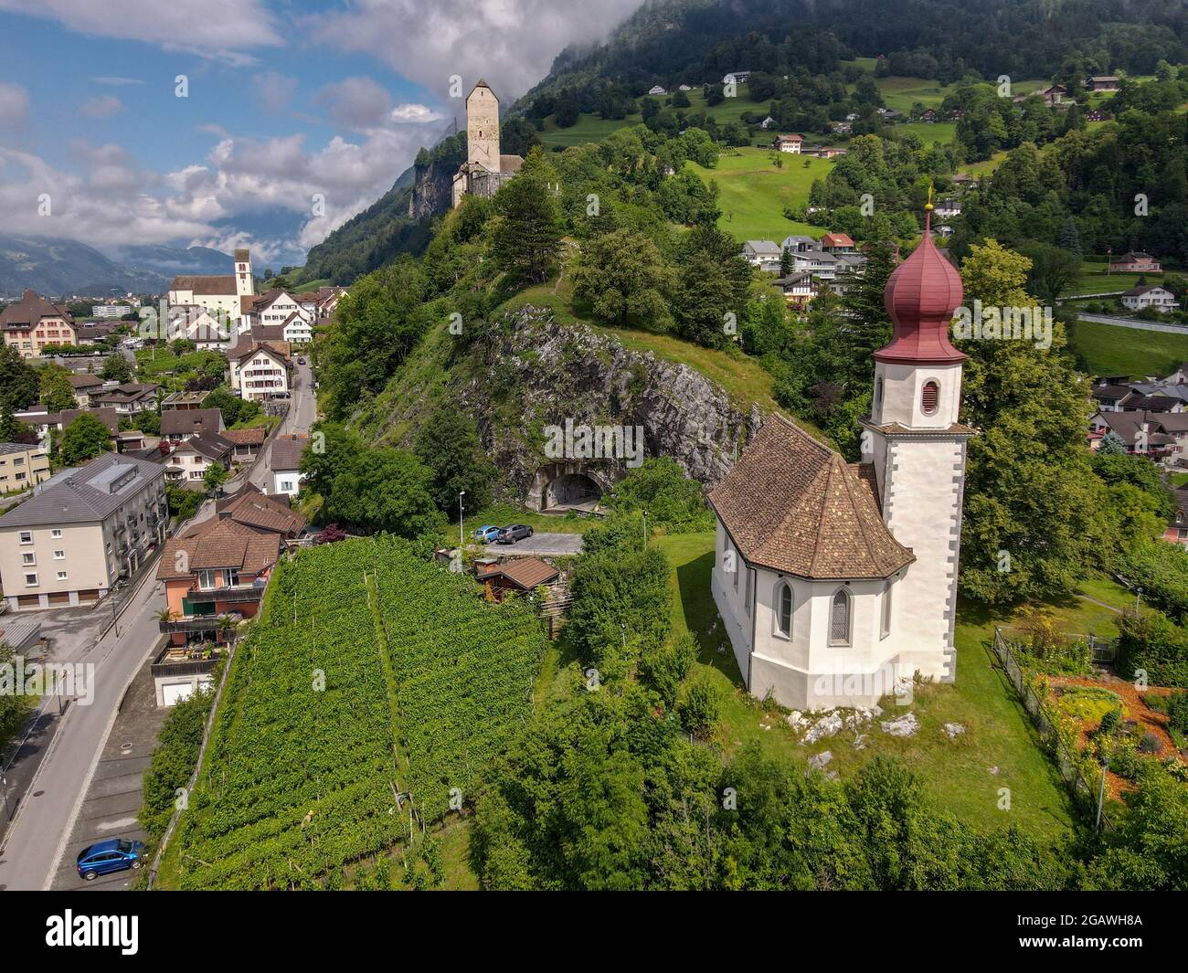Drohnenblick auf die Kapellenkirche und das Sargansschloss in Sargans ...