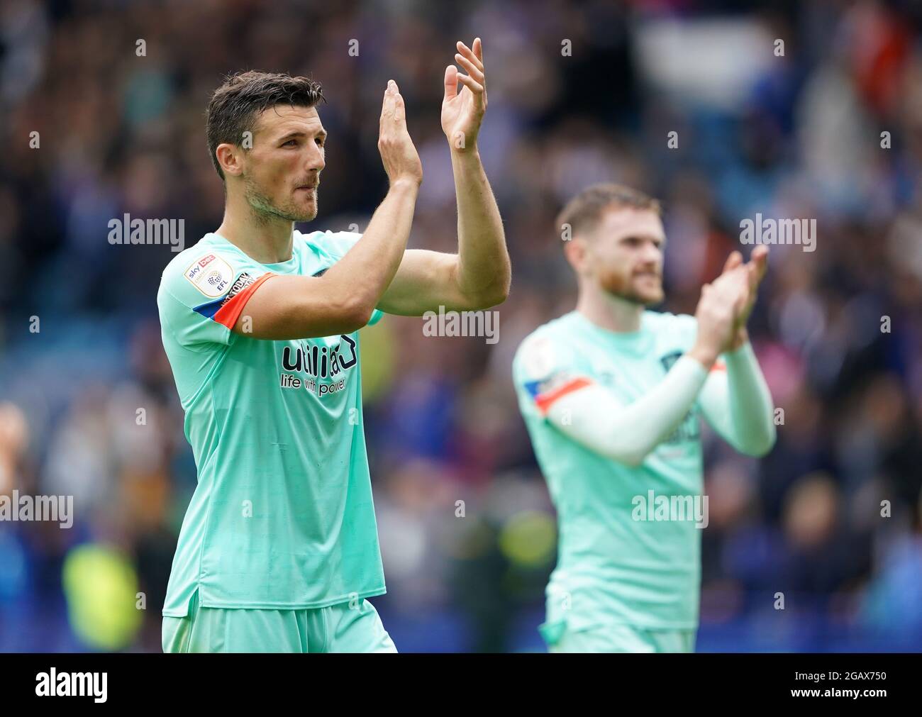 Matty Pearson von Huddersfield Town feiert den Sieg beim ersten Spiel ...