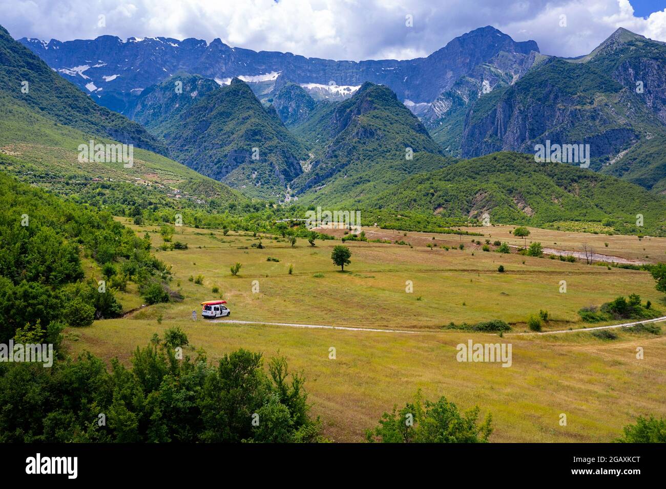 Touristenauto mit Kajaks auf dem Gipfel in einer wunderschönen ...