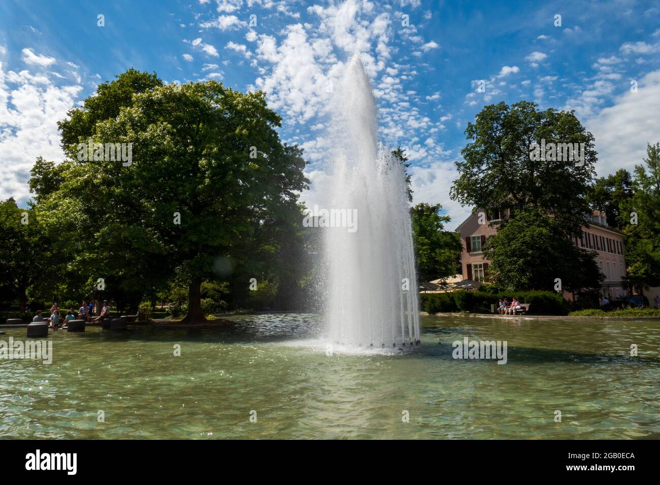 Springbrunnen im See am Augustaplatz in Baden-Baden Stockfotografie - Alamy