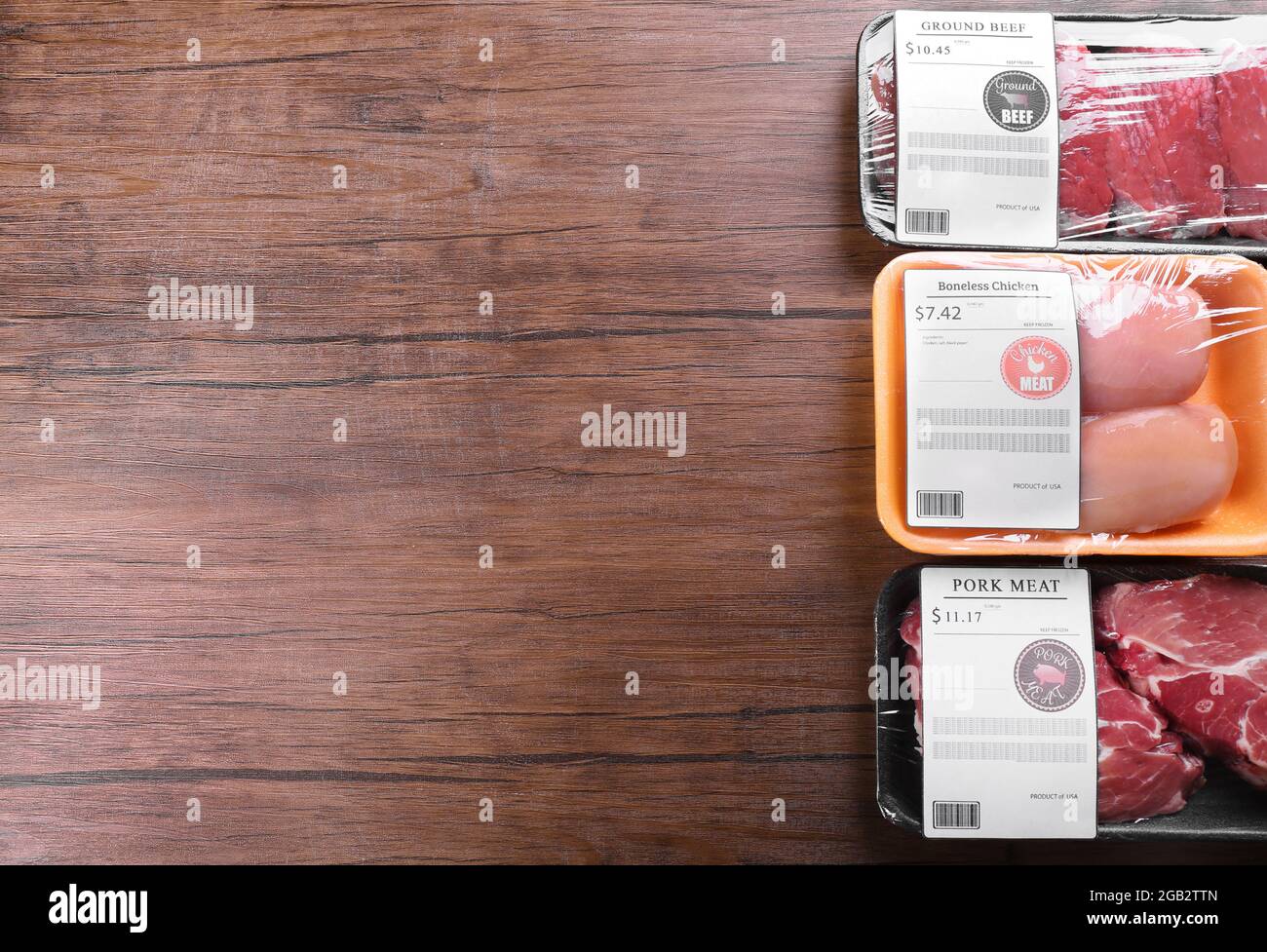 Verpackt Stück von Huhn, Schwein und Rind Fleisch auf Holz- Hintergrund ...