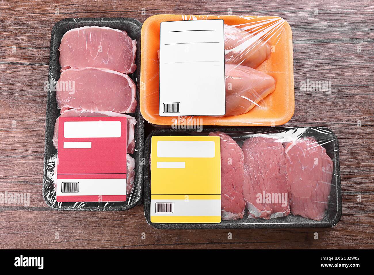 Verpackt Stück von Huhn, Schwein und Rind Fleisch auf Holz- Hintergrund ...