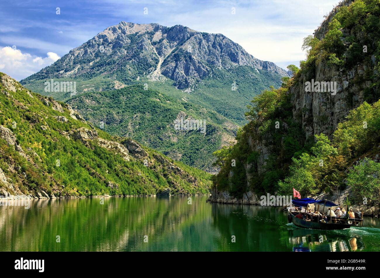 Natur Albaniens malerische Aussicht auf die albanischen Berge und den ...