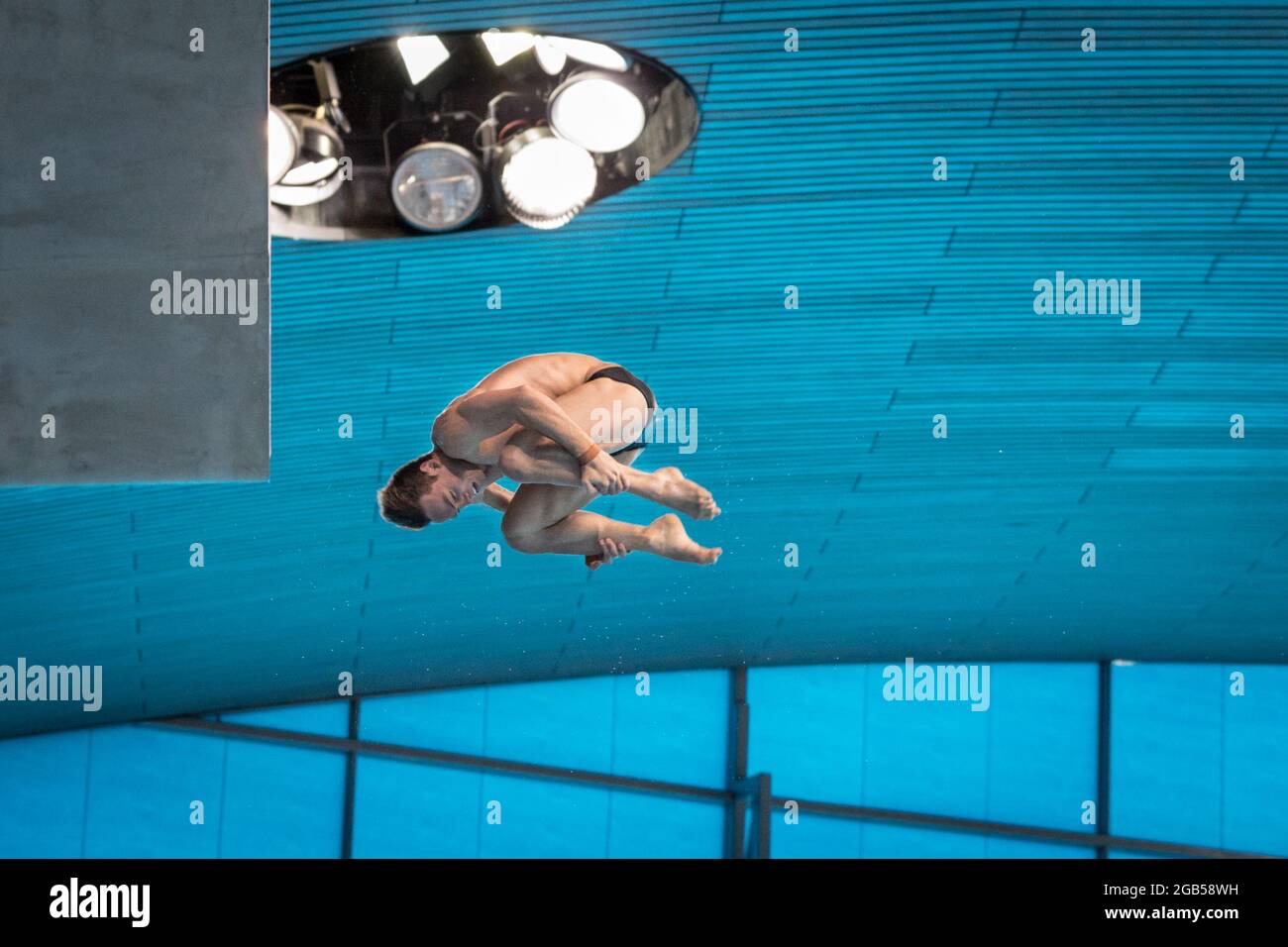 Tuck position -Fotos und -Bildmaterial in hoher Auflösung – Alamy