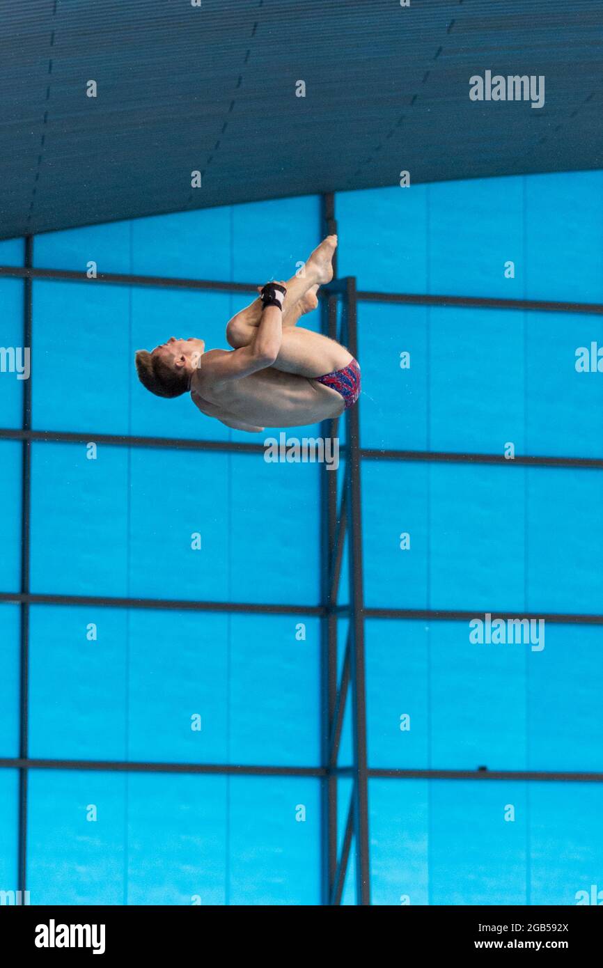 Tuck position -Fotos und -Bildmaterial in hoher Auflösung – Alamy