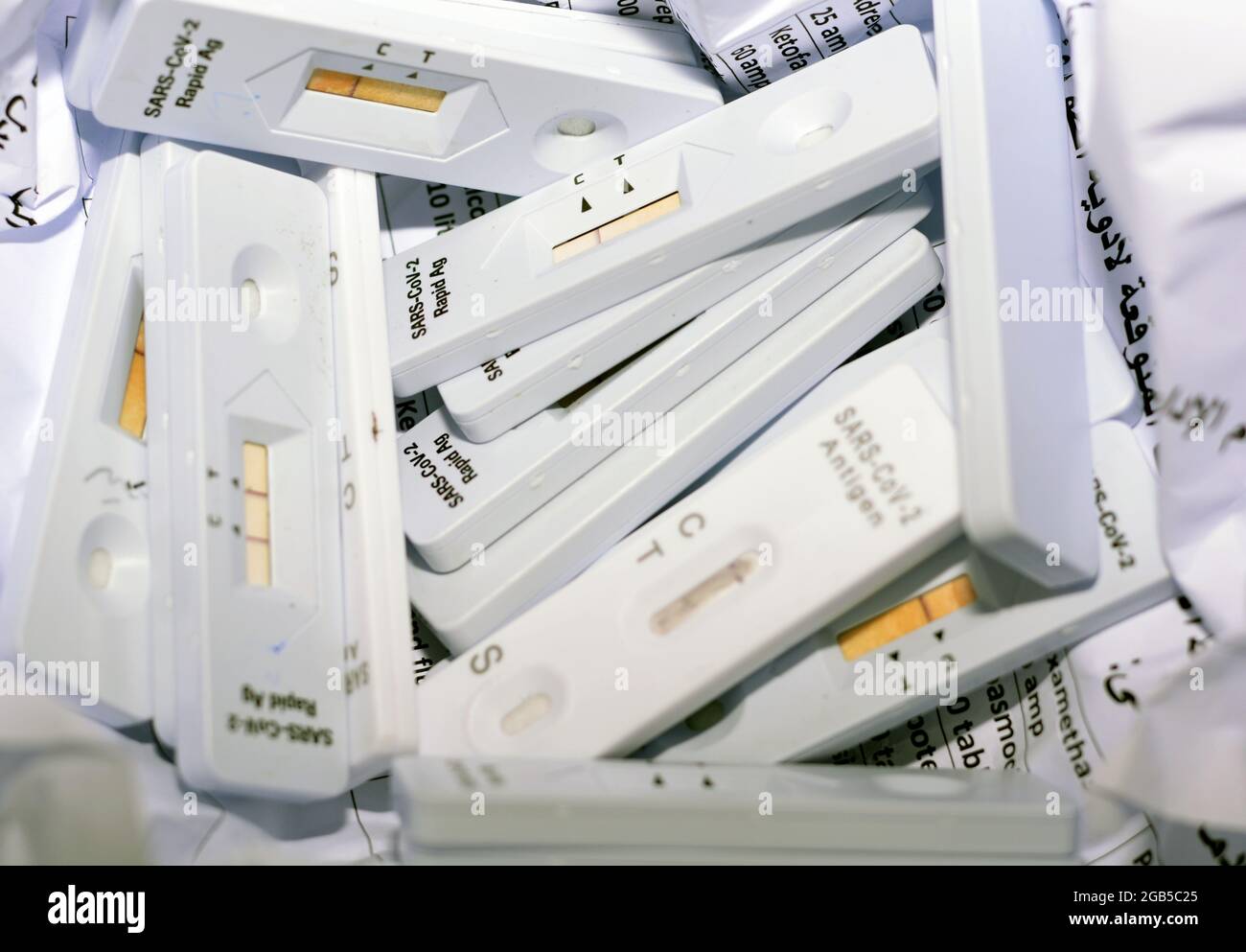 Positiver corona schnelltest -Fotos und -Bildmaterial in hoher ...