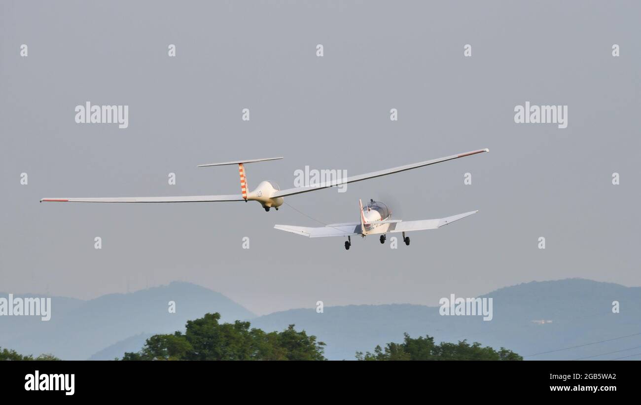 Segelflieger italien -Fotos und -Bildmaterial in hoher Auflösung – Alamy