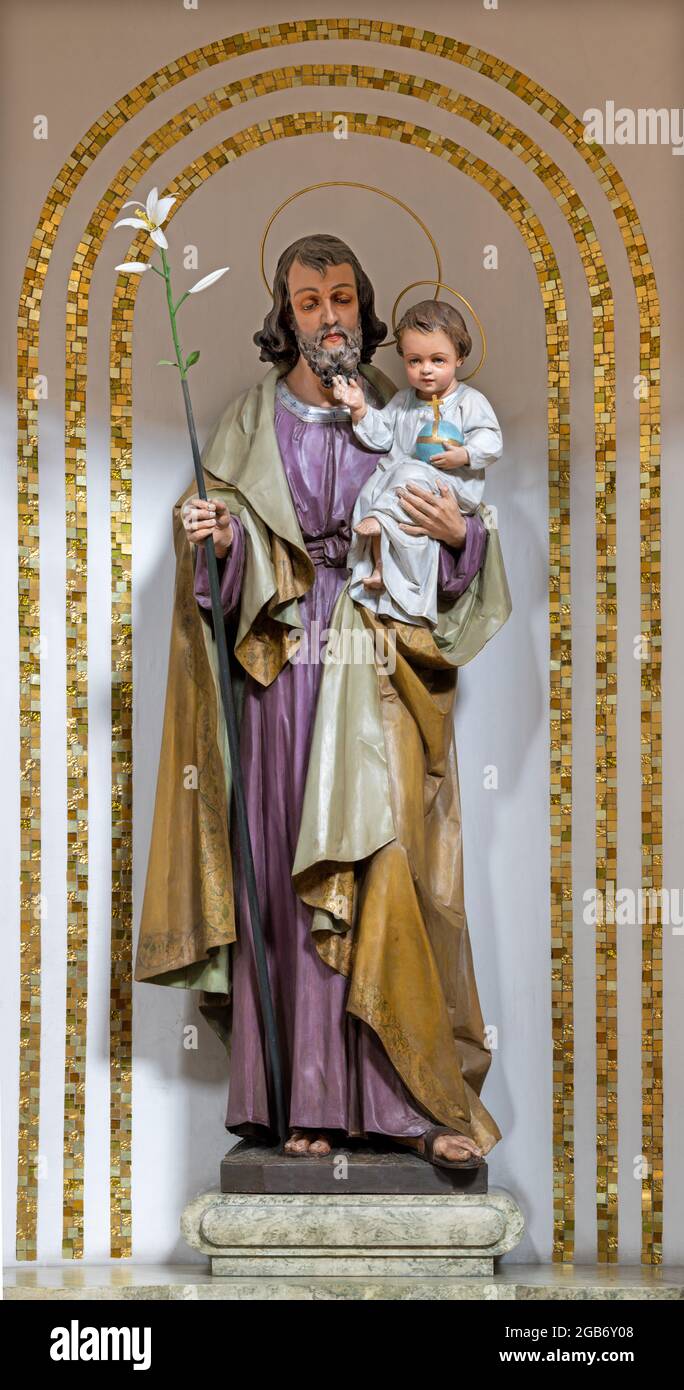 Statue st joseph in catholic -Fotos und -Bildmaterial in hoher ...