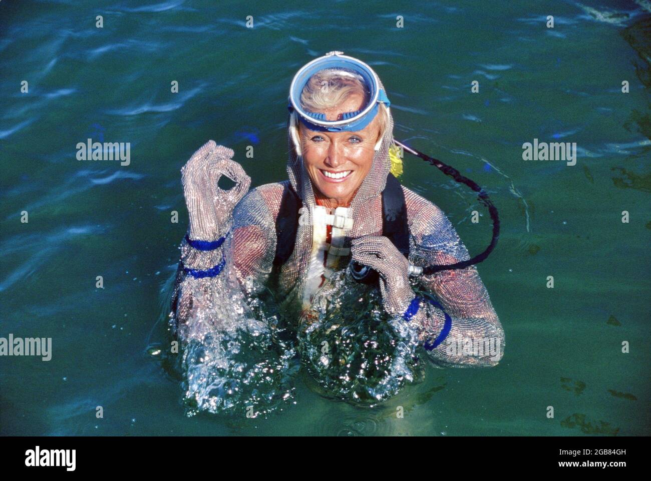 SPIEL MIT HAIEN: DIE GESCHICHTE VON VALERIE TAYLOR, Valerie Taylor im ...