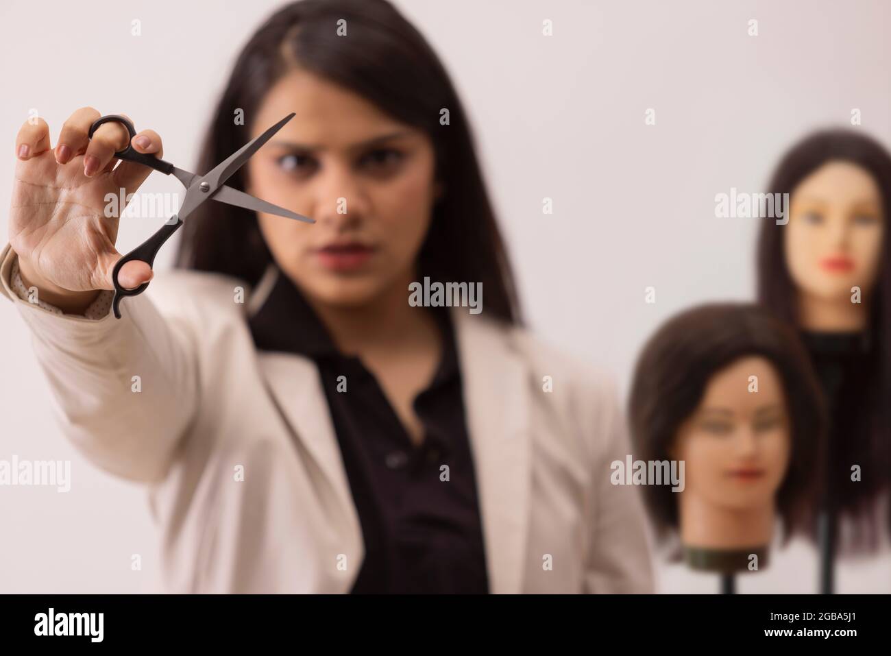 Stylistin mit einer schere -Fotos und -Bildmaterial in hoher Auflösung ...