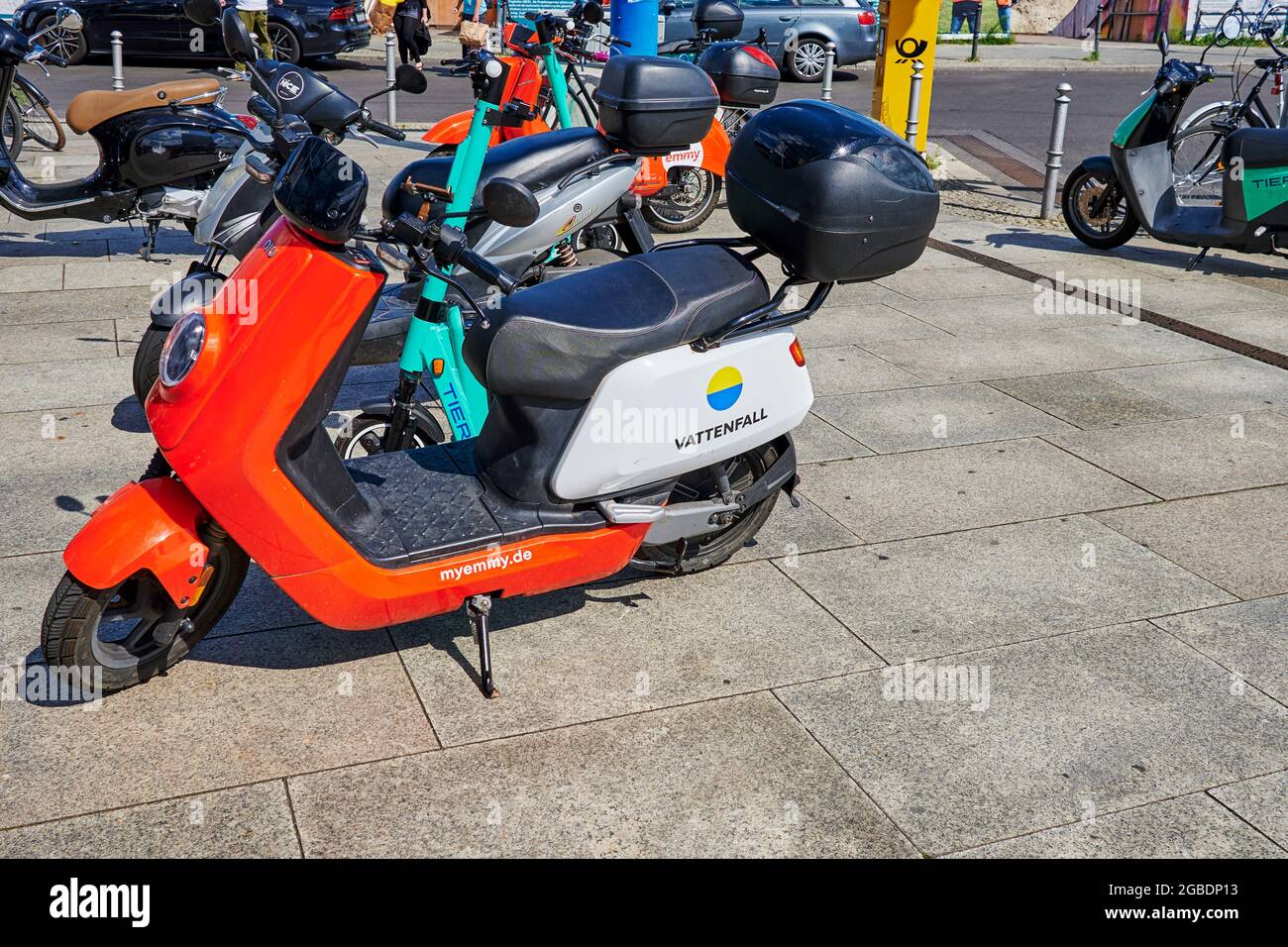 Electric Moped Stockfotos und -bilder Kaufen - Alamy