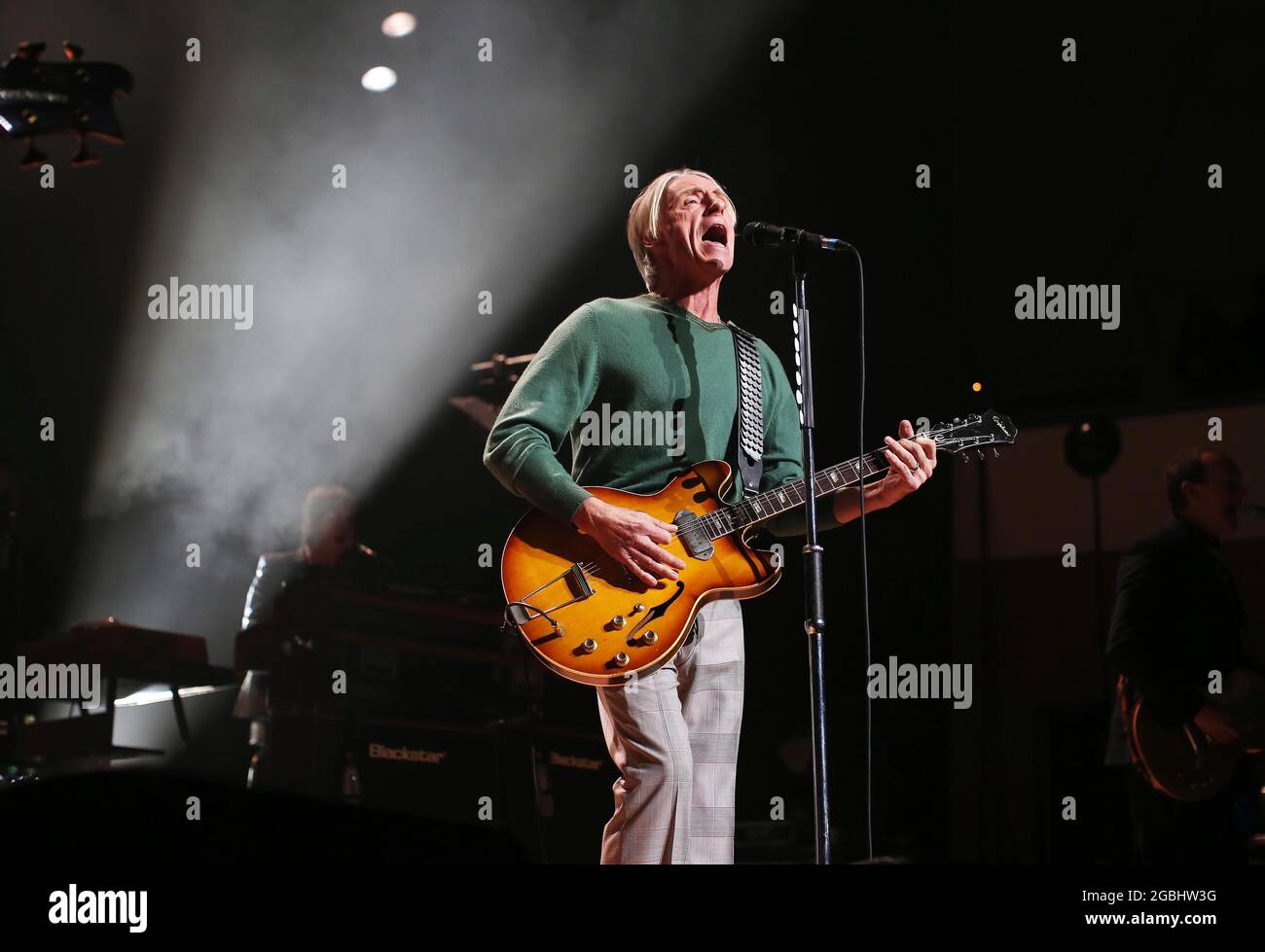 Der englische Musiker, Sänger und Songwriter Paul Weller spielt auf der ...