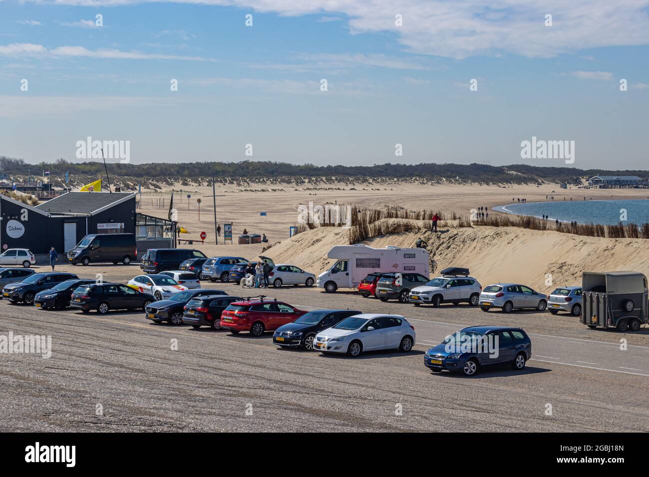 Brouwersdam, Zeeland, Niederlande. 27. April 2021. Autos auf dem ...