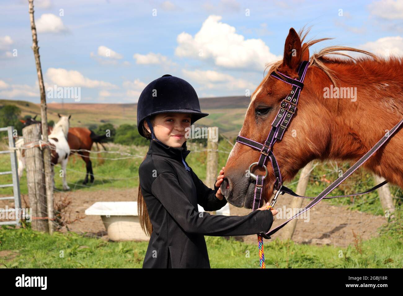 Kind mit pferd -Fotos und -Bildmaterial in hoher Auflösung – Alamy