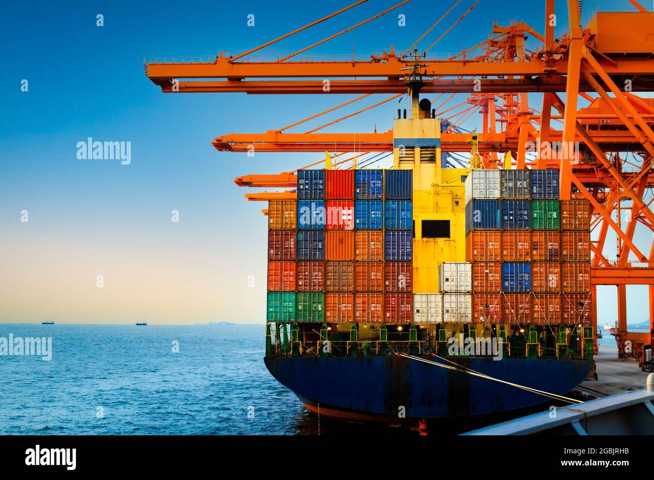 Containerterminal, Containerschiff Entladung Ladung im Hafen. Kran vom ...